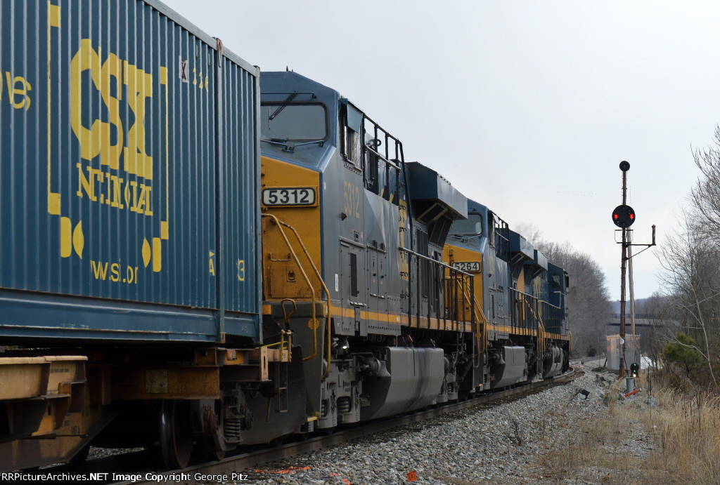 CSX 5312 and train Q032